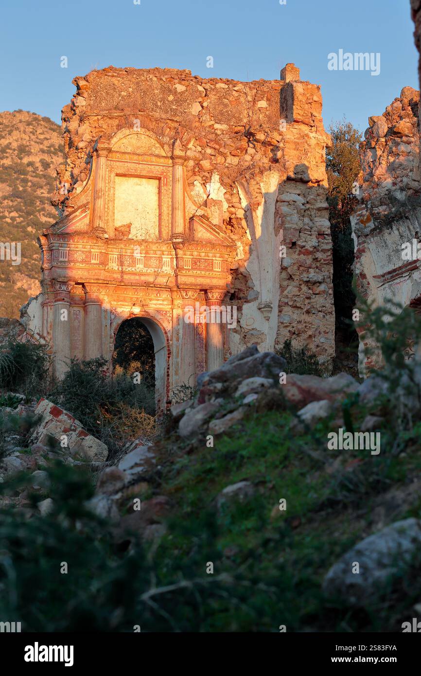 Ruins of what was once a hermitage and now only rubble and some wall ...