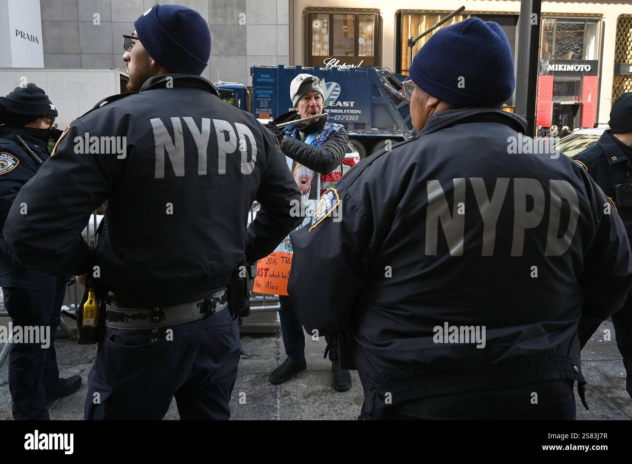 New York, USA. 20th Jan, 2025. Members of the NYPD stand around Marc ...