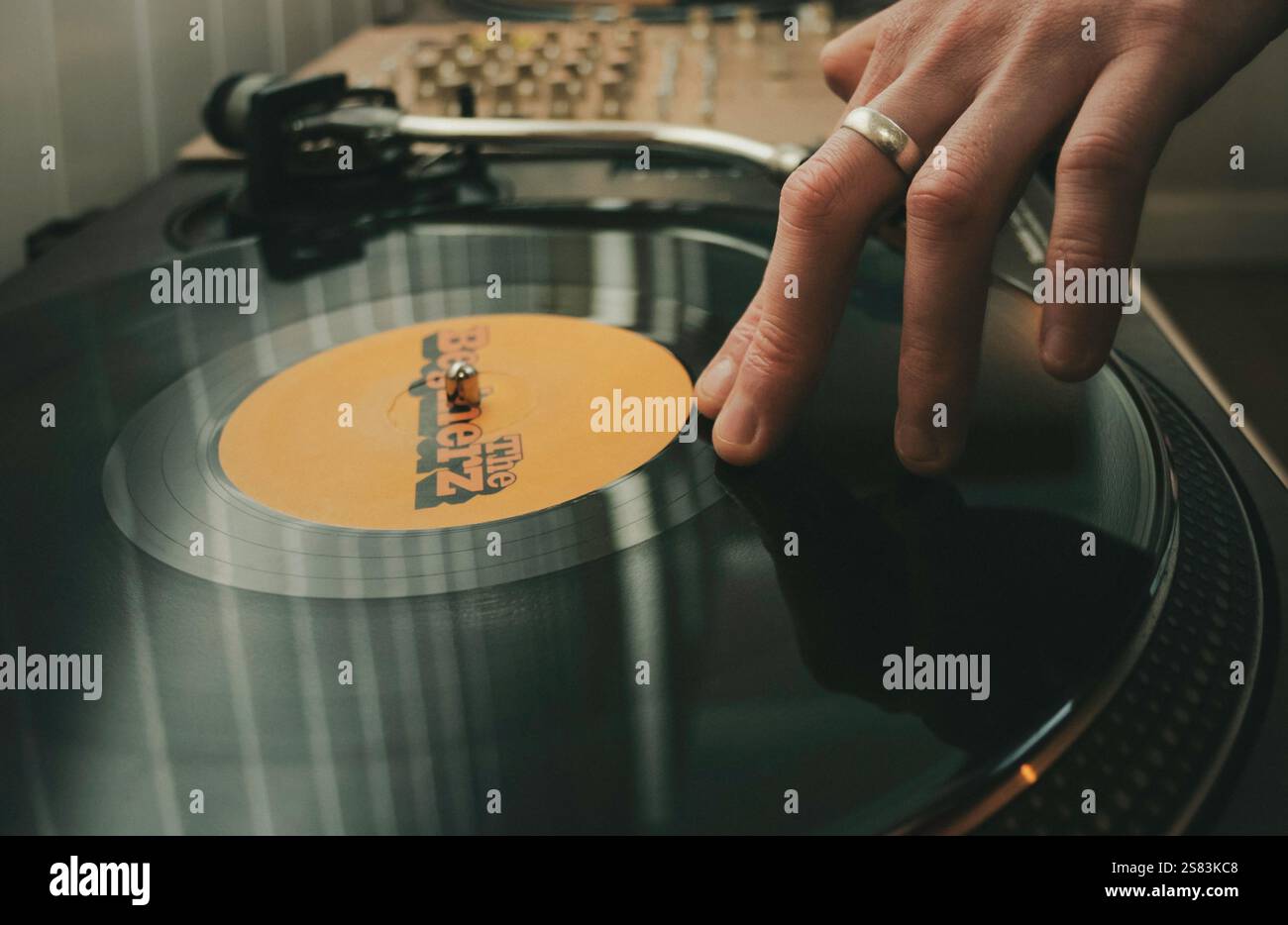 Vintage record player hand hi-res stock photography and images - Alamy