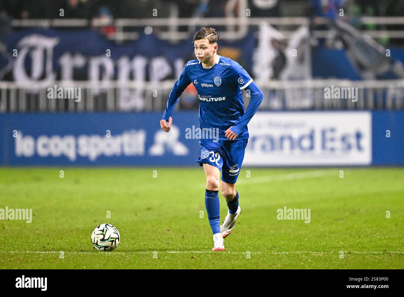 32 Mathys DETOURBET (estac) during the Ligue 2 BKT match between Troyes ...