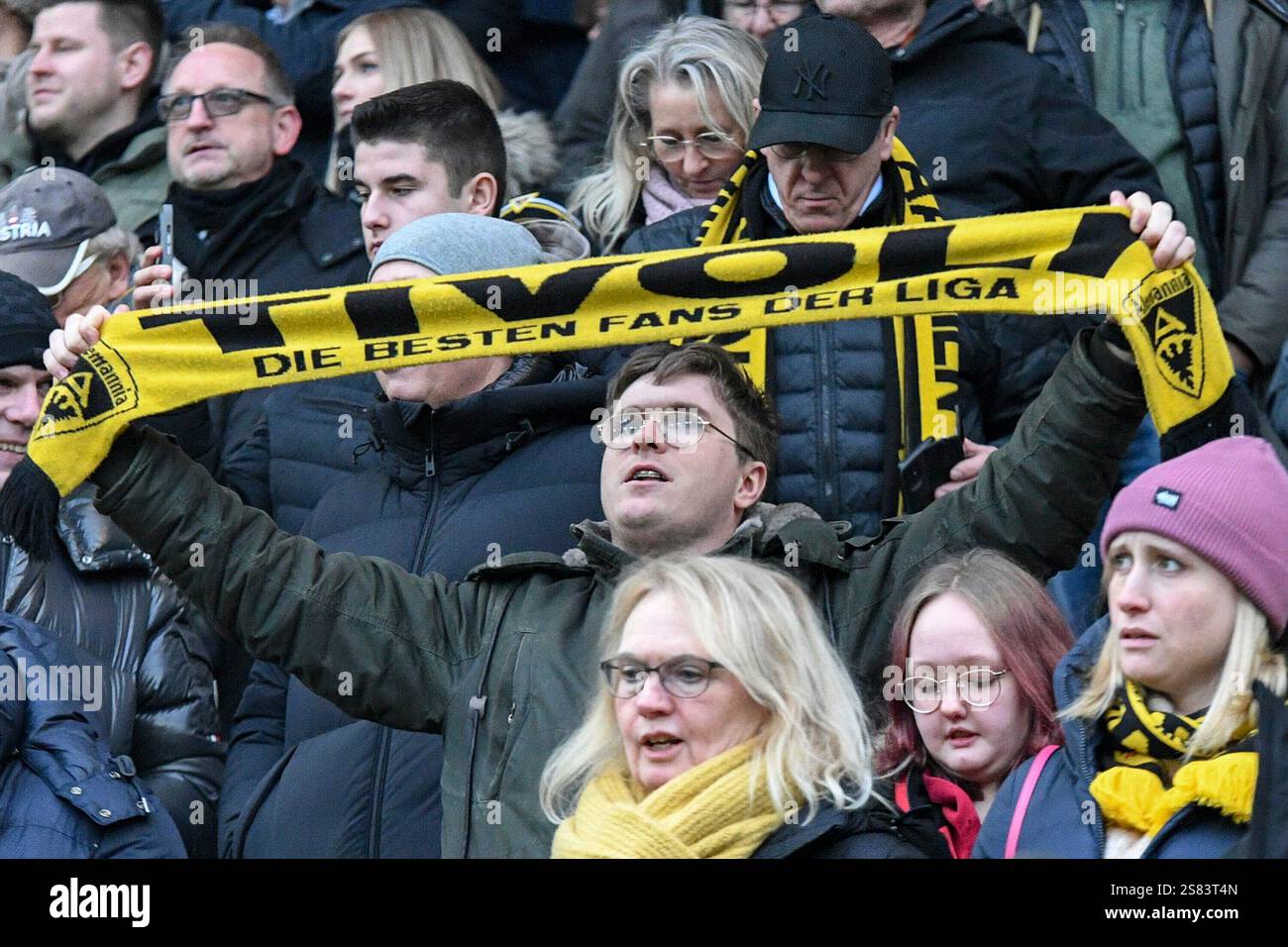 Aachen, Deutschland. 19th Jan, 2025. Alemannia Aachen-Fans beim Abspielen des Vereinsliedes ...