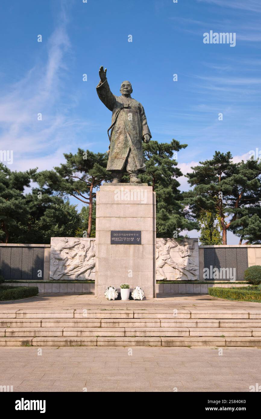 The statue of 'Baekbeom' Kim Gu, activist, Provisional Government ...