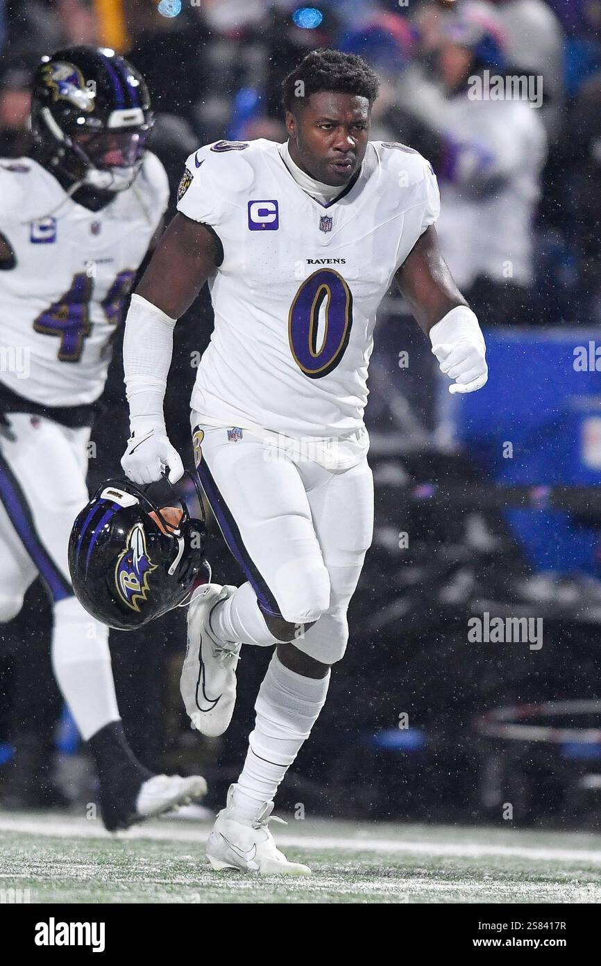 Baltimore Ravens linebacker Roquan Smith (0) warms up before an NFL ...