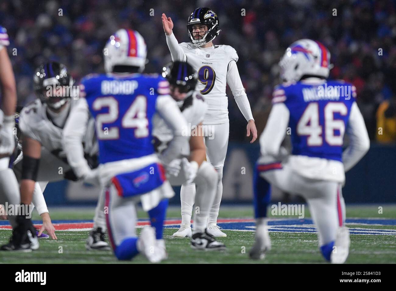 Baltimore Ravens kicker Justin Tucker (9) lines up a field goal attempt ...