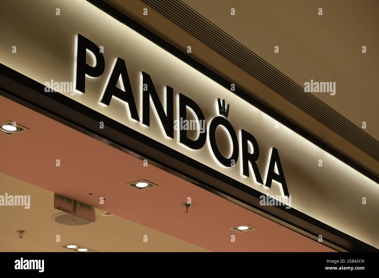 Pandora brand logo store sign Stock Photo - Alamy