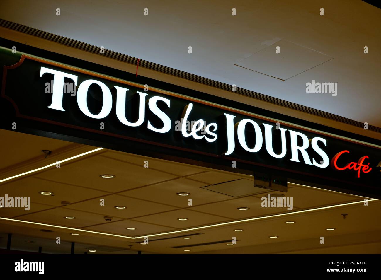 Tous les jours logo hi-res stock photography and images - Alamy