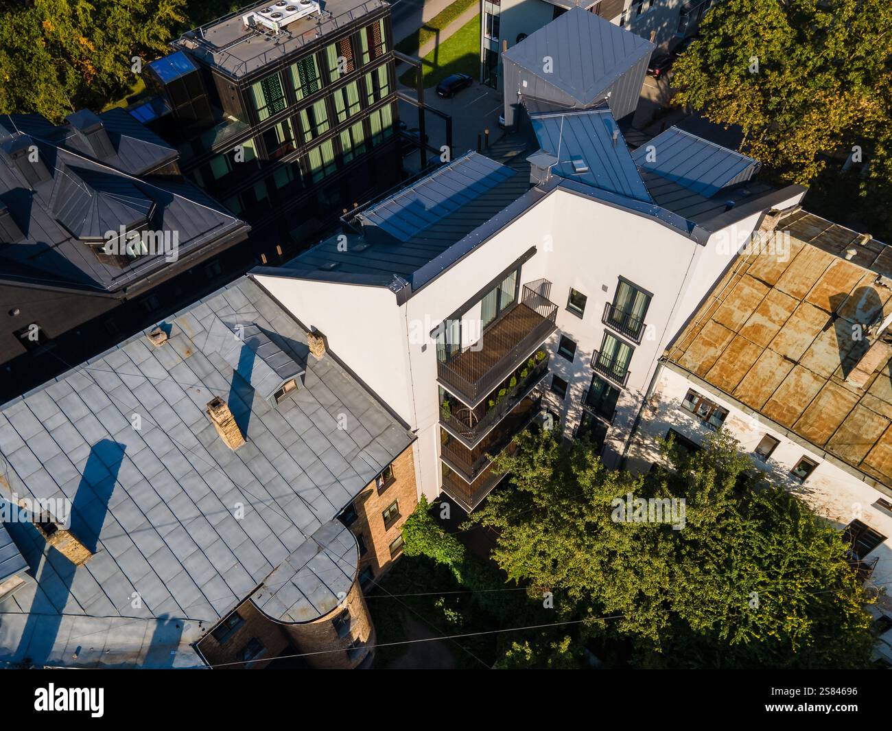Surrounding older brick buildings hi-res stock photography and images ...
