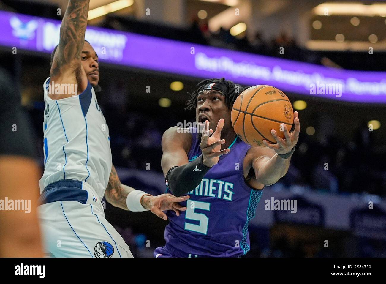 Charlotte Hornets center Mark Williams (5) drives to the basket against ...