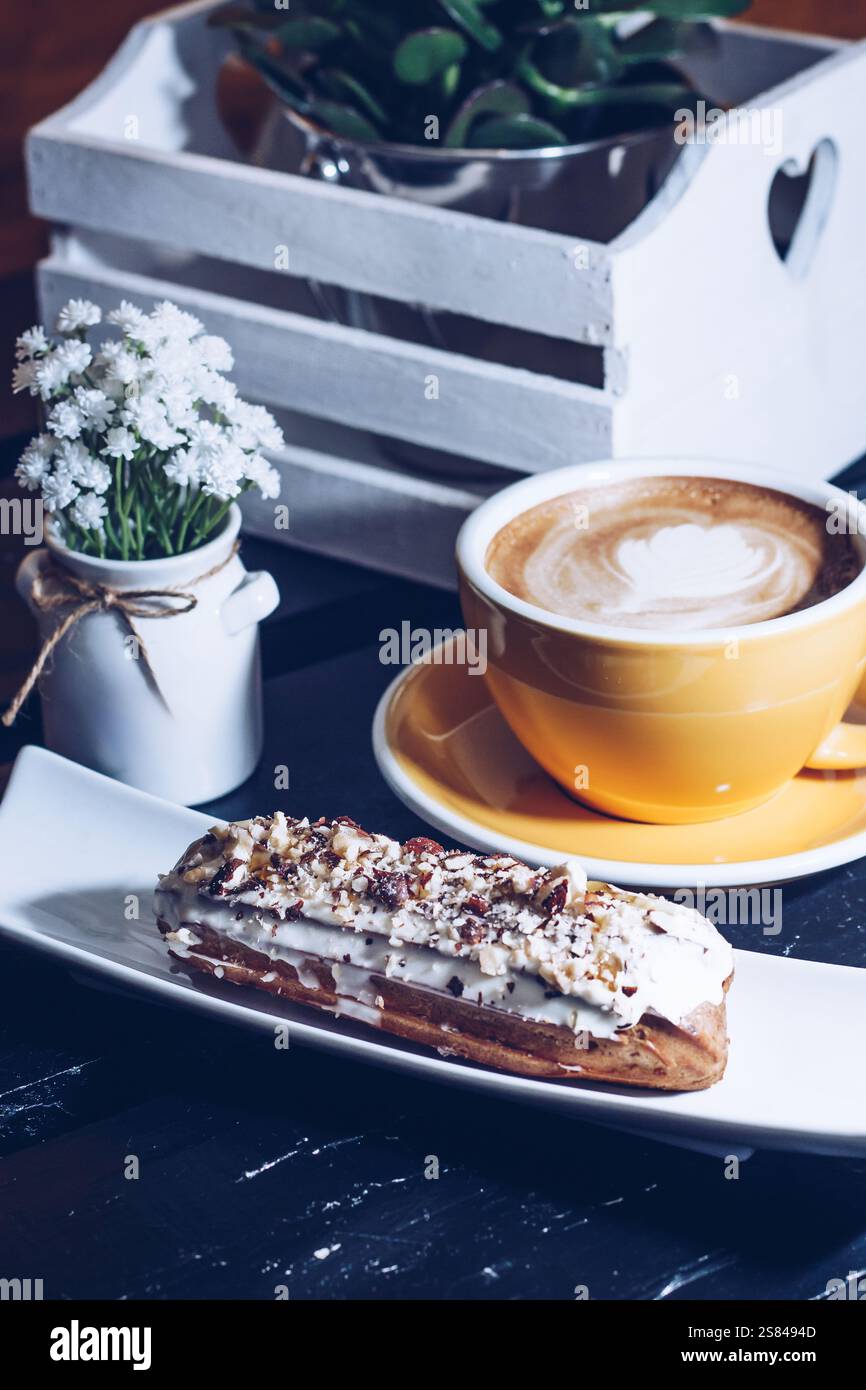 éclair vase hi-res stock photography and images - Alamy