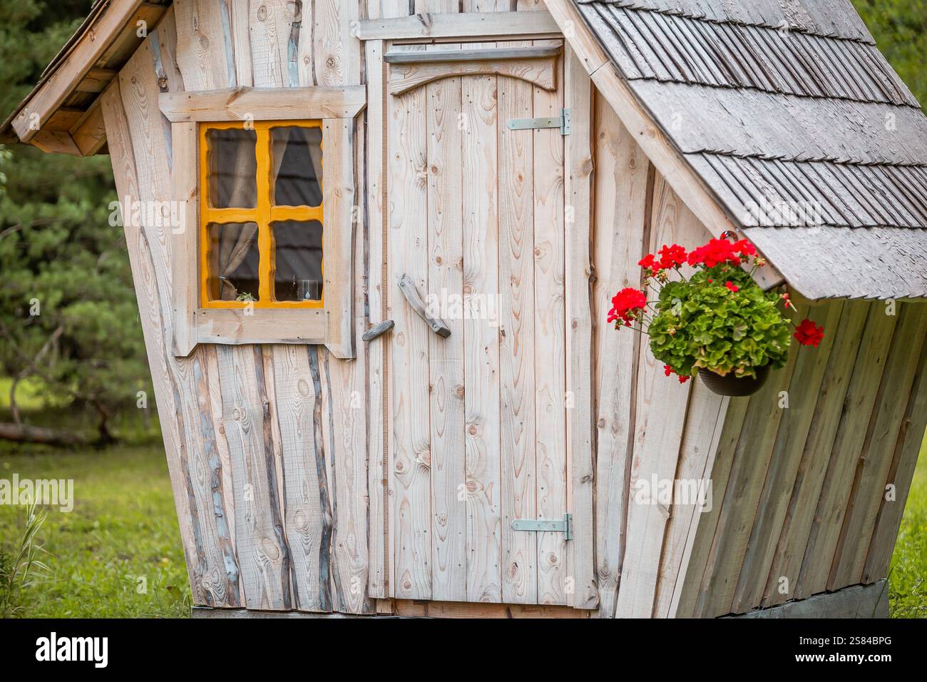 Wooden cabin slanted metal roof hi-res stock photography and images - Alamy