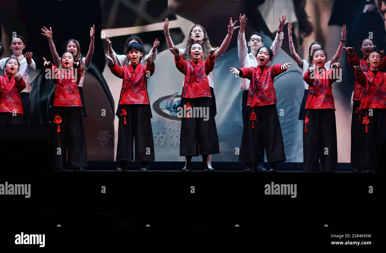 (250121) -- PARIS, Jan. 21, 2025 (Xinhua) -- Chinese and French youths sing a Chinese song ...