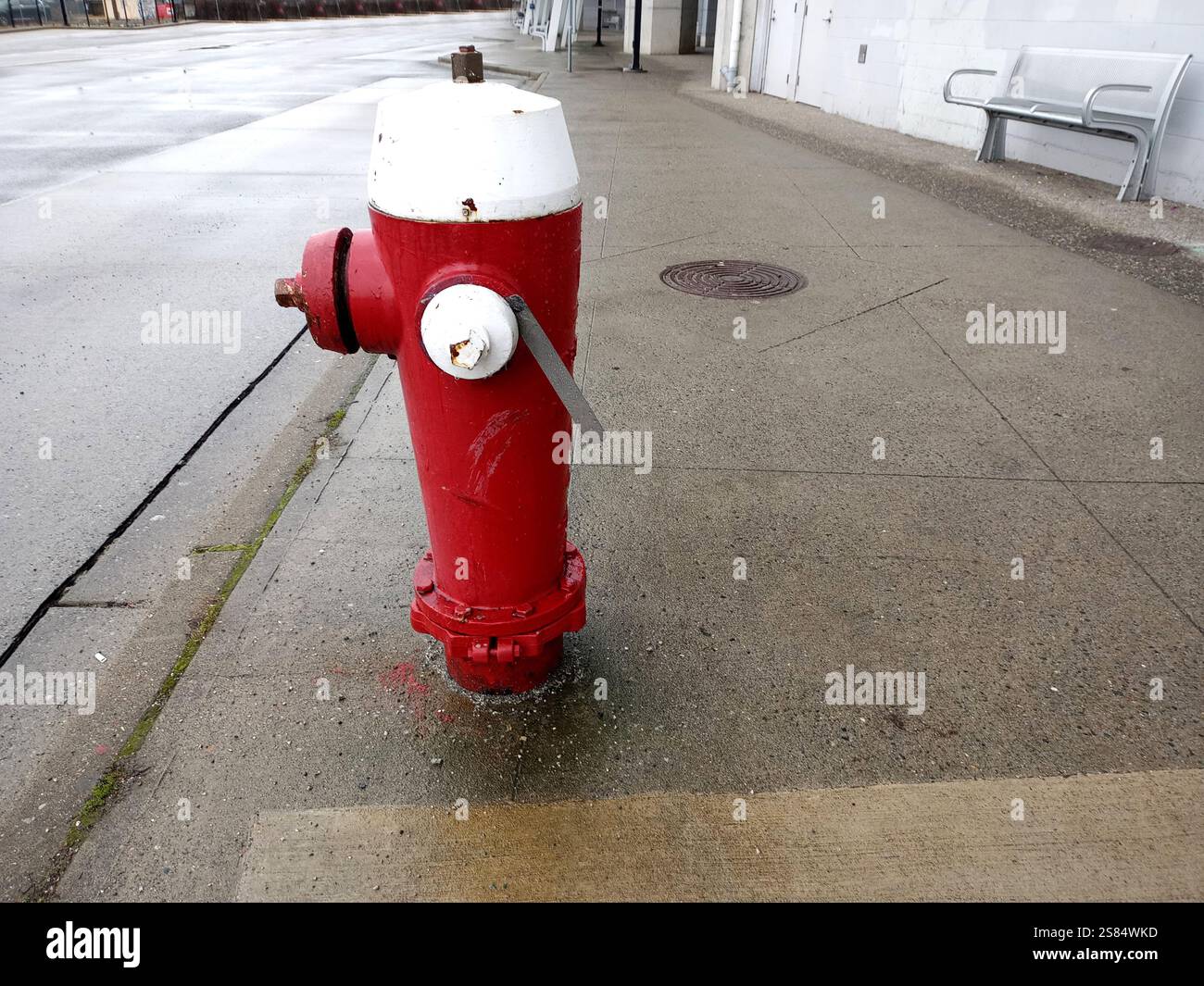 A red fire hydrant, faucet or fire hydrant, a water intake to provide a flow rate in the event ...