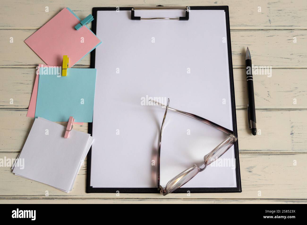 Blank sheet tablet, colored post-it notes, pen Stock Photo - Alamy
