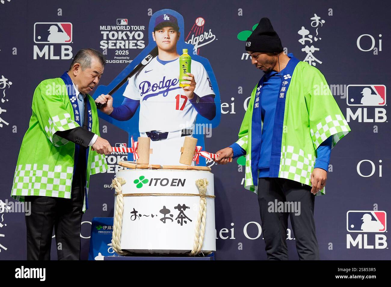 Los Angeles Dodgers right fielder Mookie Betts, right, and Shusuke ...