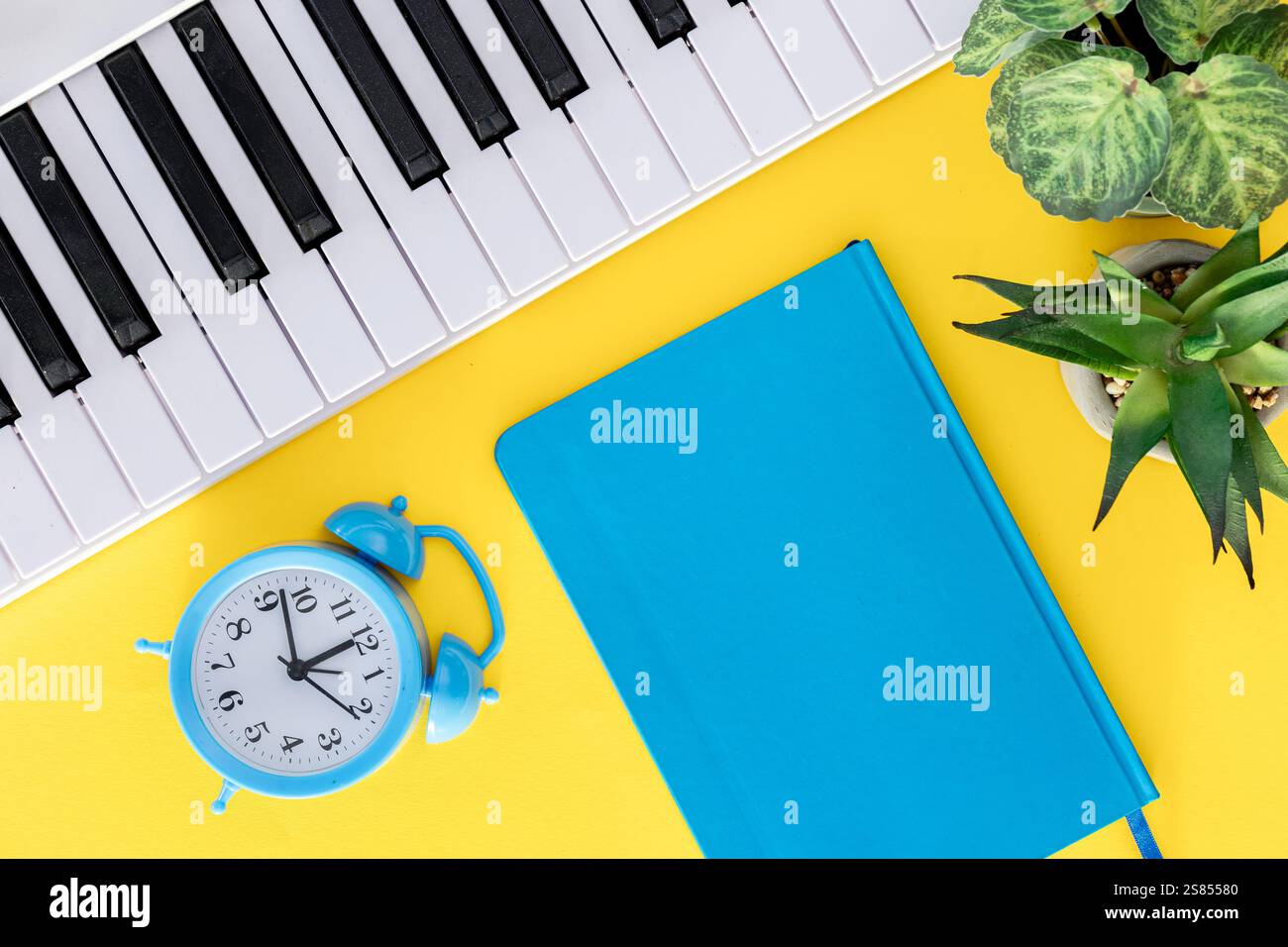 Piano keys with notepad close-up top view. Piano keys top view Stock ...