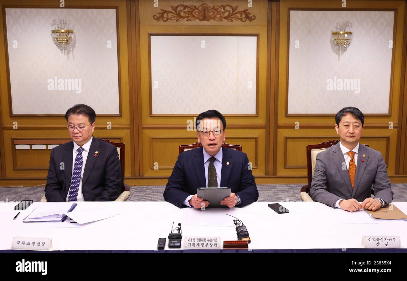 21st Jan, 2025. Meeting on economy Acting President Choi Sang-mok (C), who concurrently serves ...