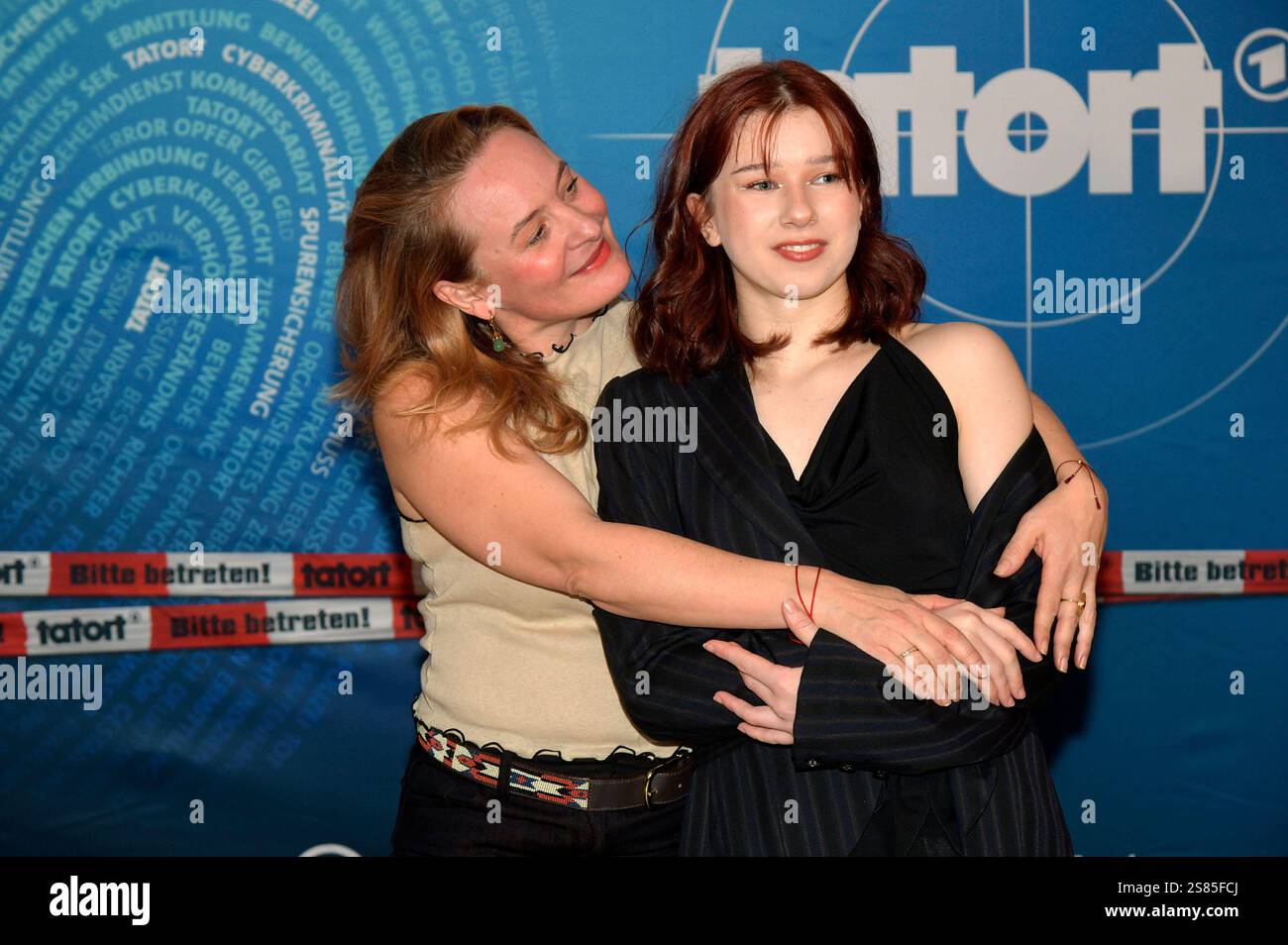 Tara Linke und Marie Düe bei der Premiere des ARD Fernsehfilms Tatort ...