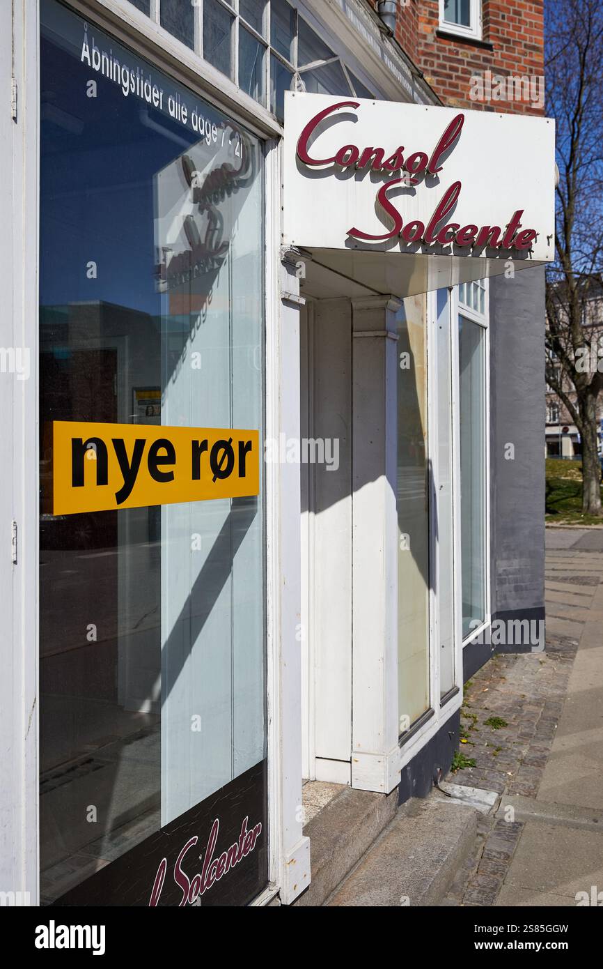 Nye rør (‘new tubes’), Consol Solcenter (‘Console Sun Centre’), signs ...