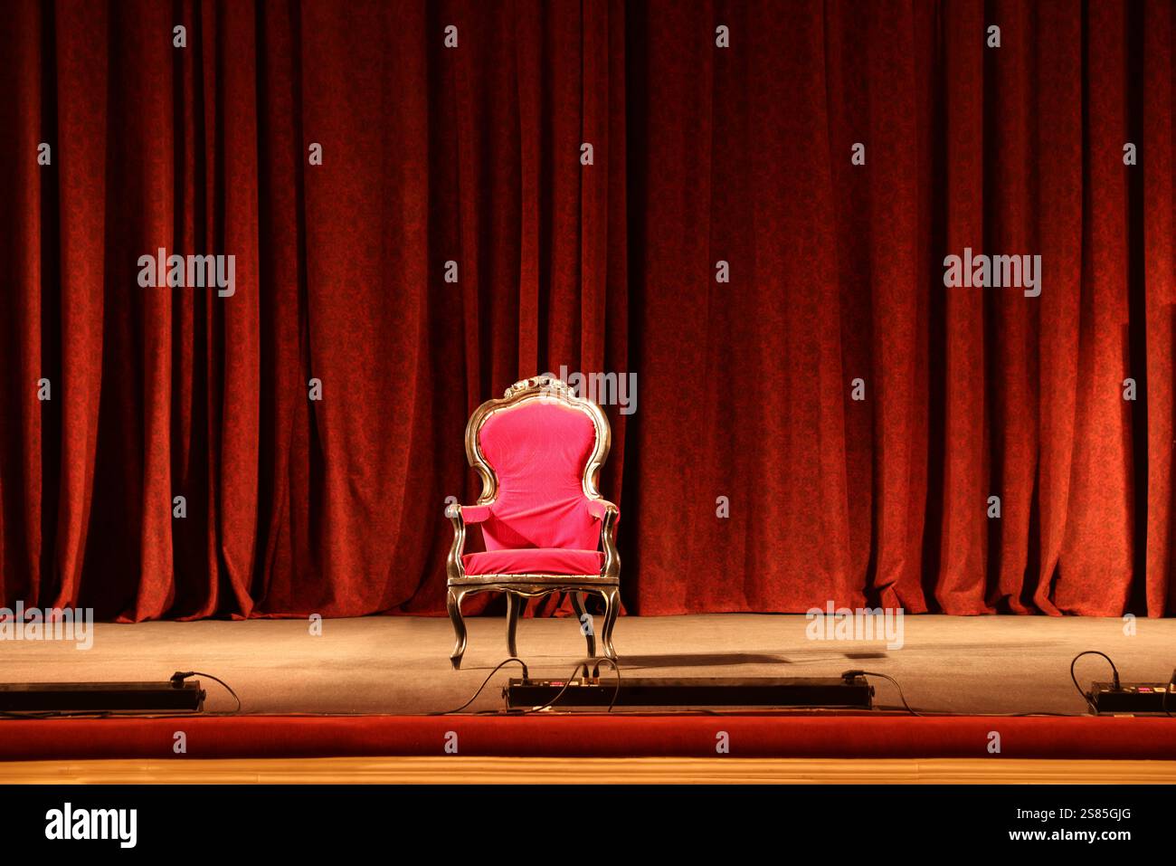 Vintage red armchair on stage in theatre Stock Photo - Alamy