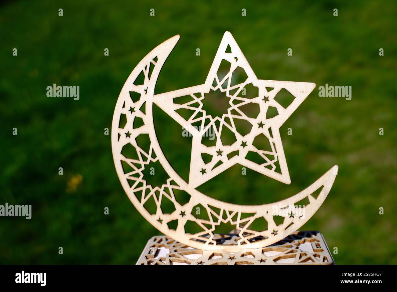 Islamic crescent moon and star, symbol of Islam, Ramadan concept ...