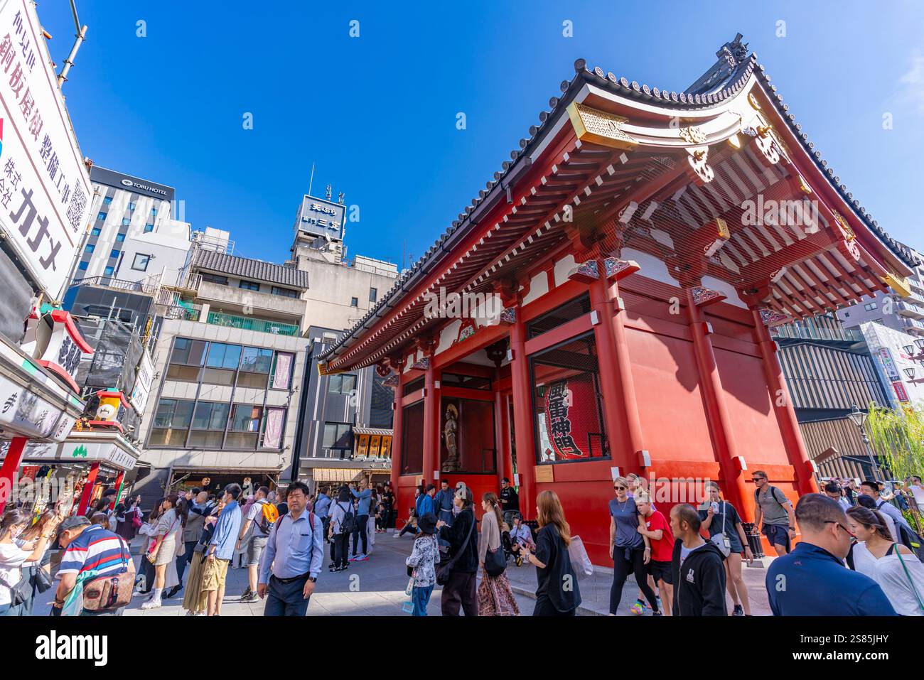 View of Kaminarimon Gate, entrance to Senso-ji Temple, Asakusa, Taito ...