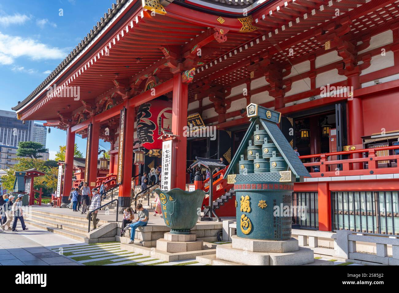 Senso ji temple courtyard hi-res stock photography and images - Alamy