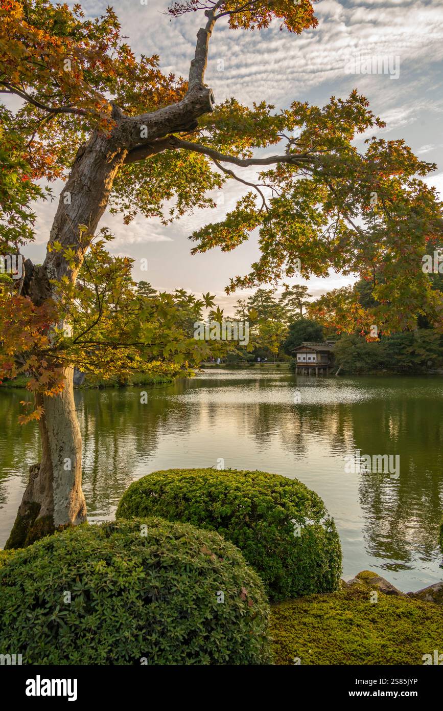 View of Kasumiga-ike Pond in Kenrokumachi Japanese Garden, Kanazawa ...