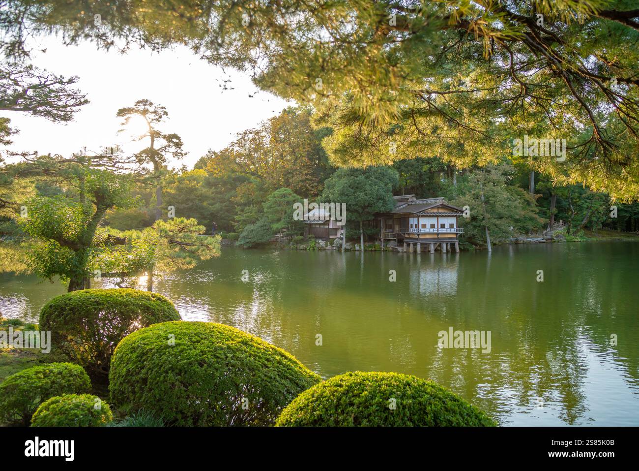 View of Kasumiga-ike Pond in Kenrokumachi Japanese Garden, Kanazawa ...