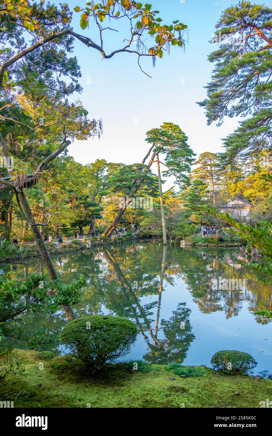 View of Hisago-ike Pond and Yugao-tei (Gourd Tea House) in Kenrokumachi ...