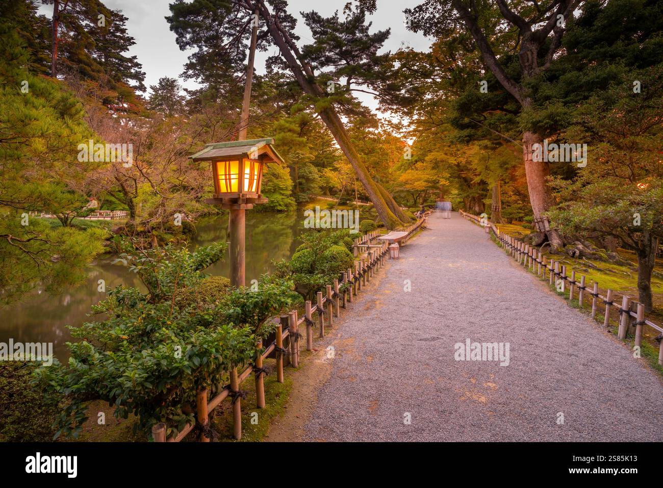 View of Japanese lamp in Kenrokumachi Japanese Garden, Kanazawa City ...