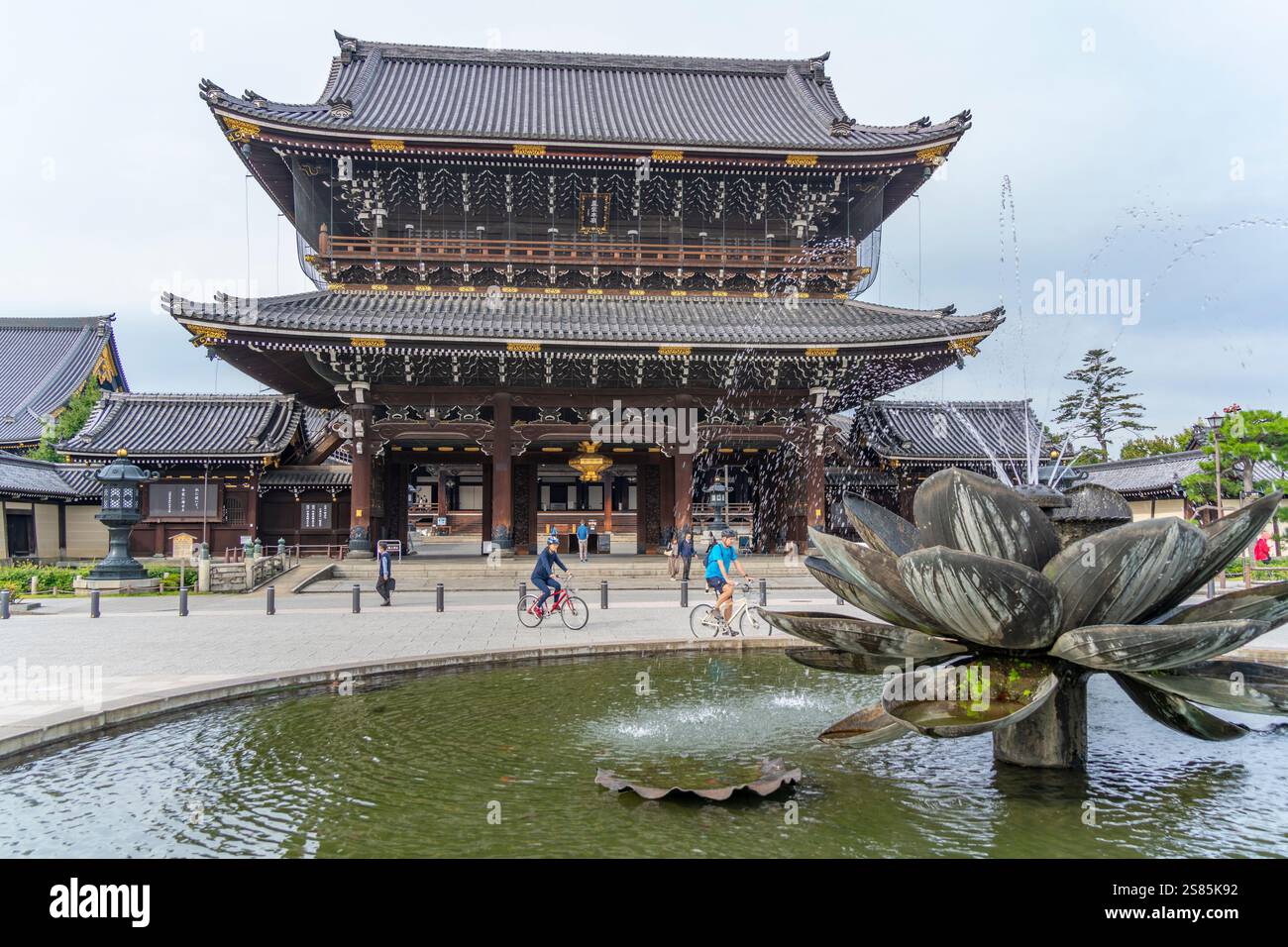 View of Higashi Hongan-ji Temple, Shimogyo Ward, Higashishiokoji ...