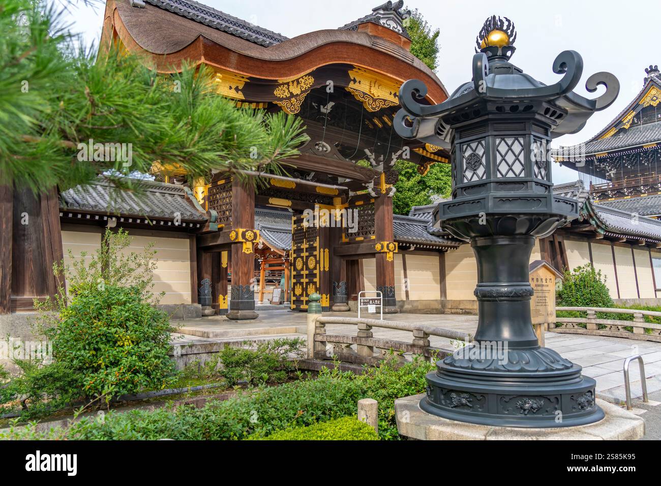 View of Higashi Hongan-ji Temple, Shimogyo Ward, Higashishiokoji ...