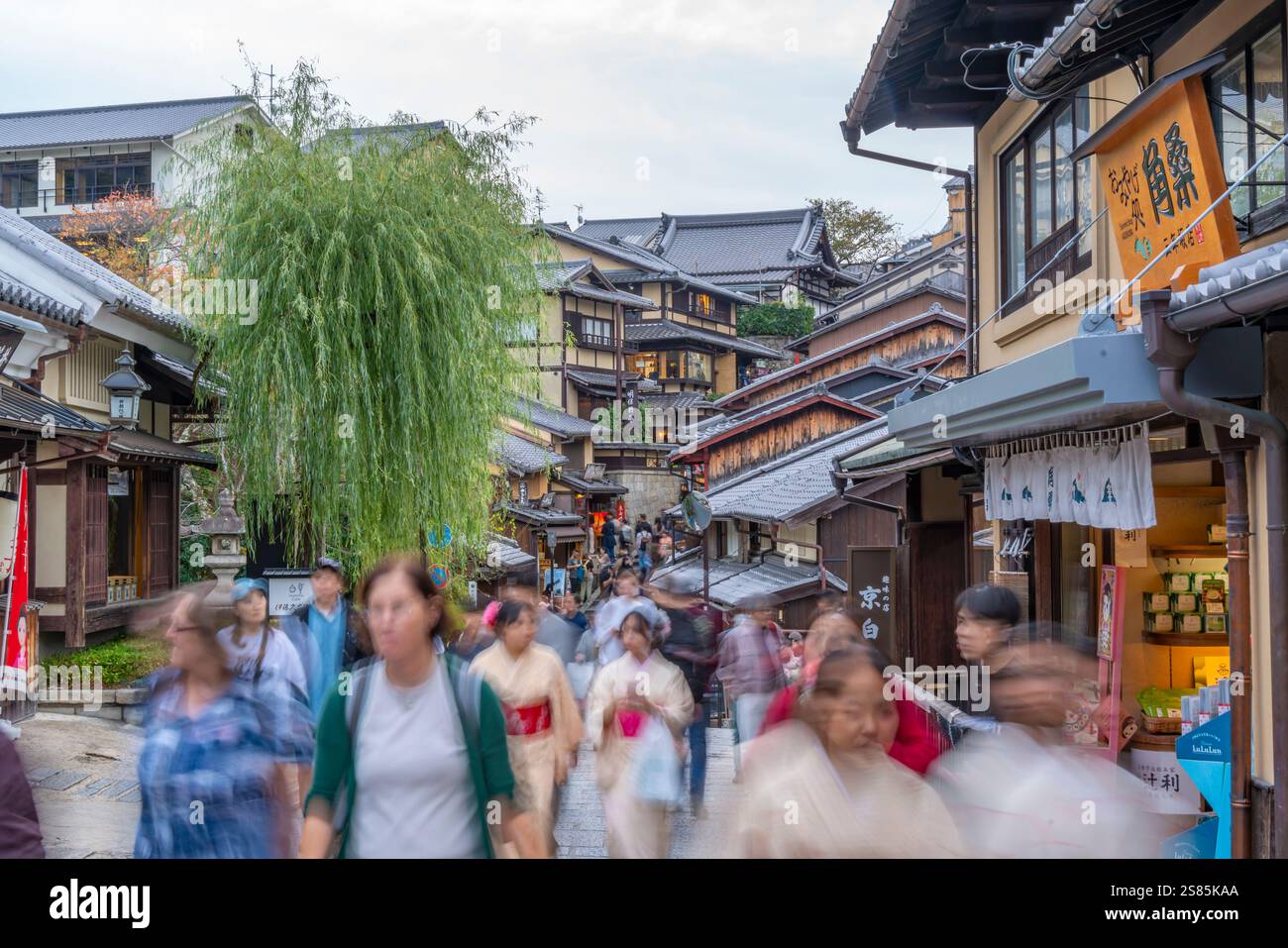 View of busy street and traditional wooden houses in Gion, Kyoto Geisha ...