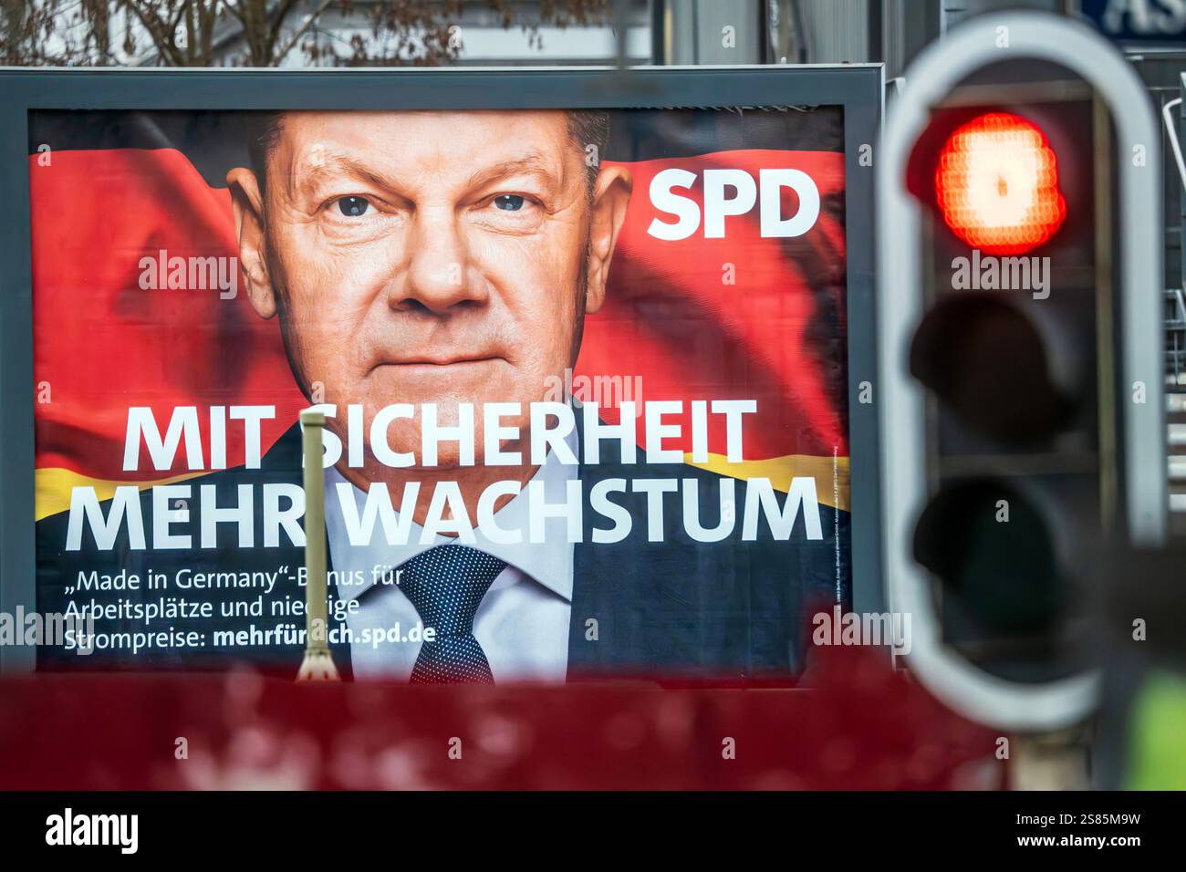 Bundeskanzler Olaf Scholz, Wahlplakat mit roter Ampel, München, Januar ...