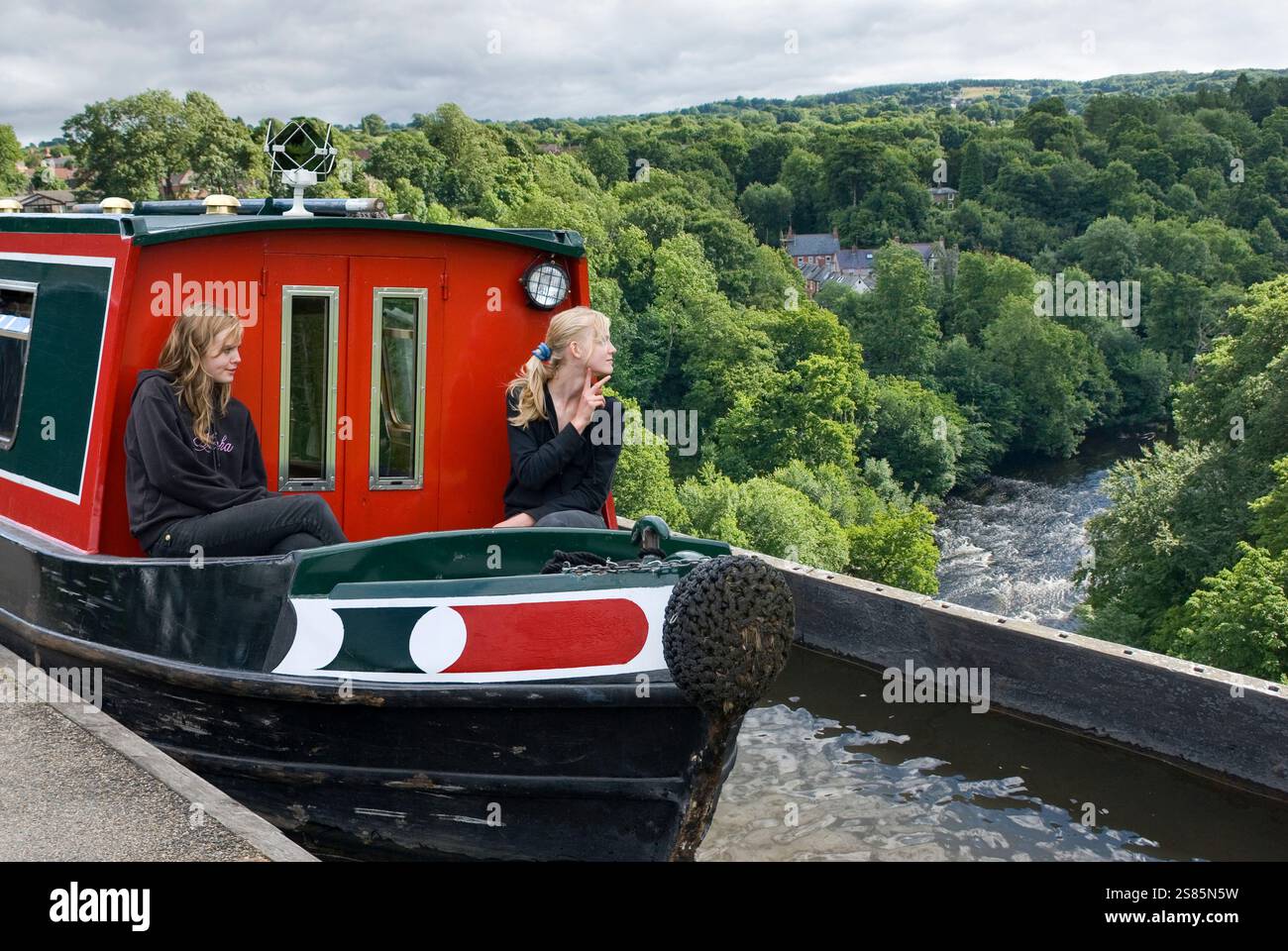 Narrow boat on Pontcysyllte Aqueduct, UNESCO, Llangollen Canal over ...
