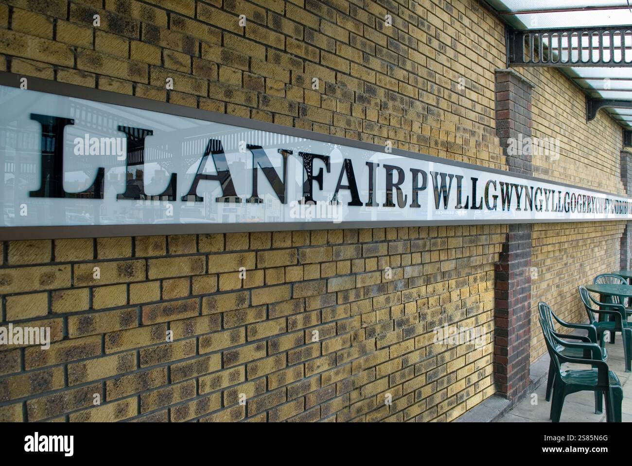 Llanfairpwllgwyngyllgogerychwyrndrobwllllantysiliogogogoch (Llanfair PG ...