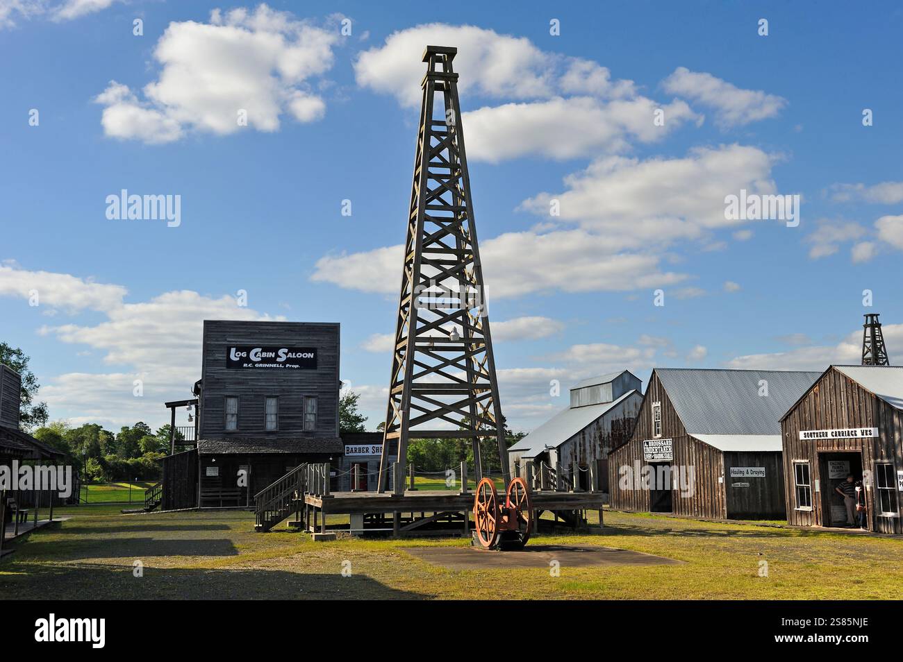 Oil derrick and buildings, Spindletop boomtown period, Spindletop ...