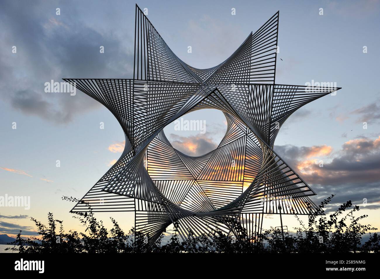 Stainless steel sculpture Ouverture au Monde by artist Angel Duarte ...