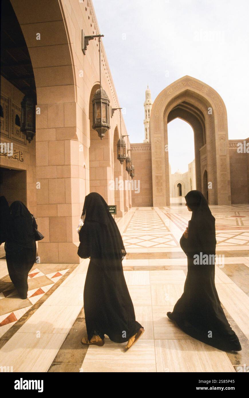 Women at Sultan Qaboos Grand Mosque, Muscat, Sultanate of Oman, Arabian ...