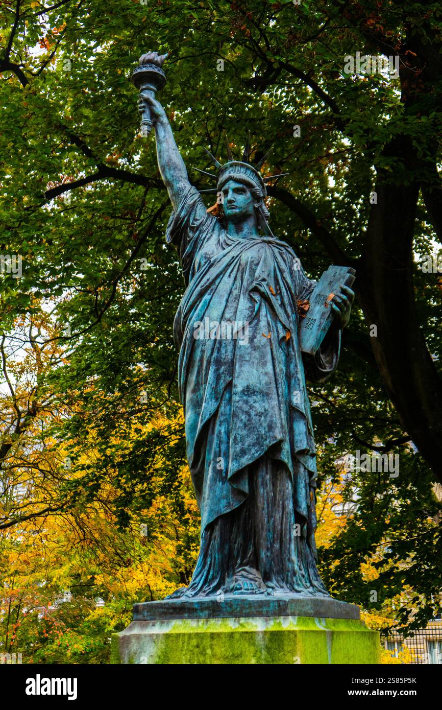 Jardin du luxembourg statue paris france hi-res stock photography and ...
