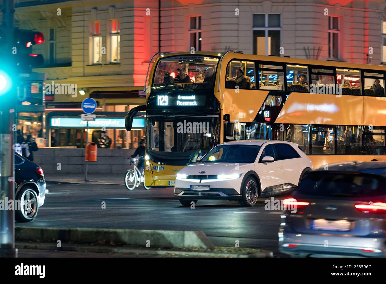 20.01.2025,Berlin,der Kurfürstendamm am Abend.BVG Autobus M29 *** 20 01 ...