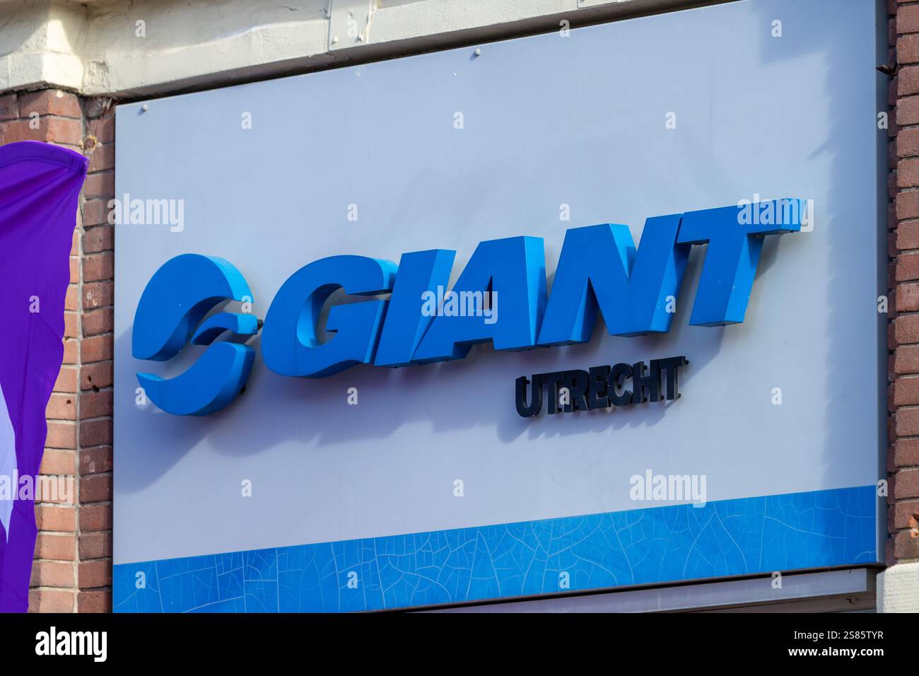 Giant Bicycle store logo bike center shop in Utrecht Stock Photo - Alamy