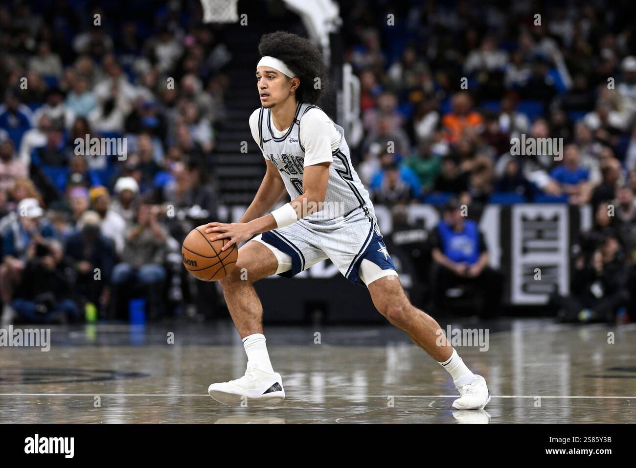 Orlando Magic guard Anthony Black (0) brings the ball up the court ...