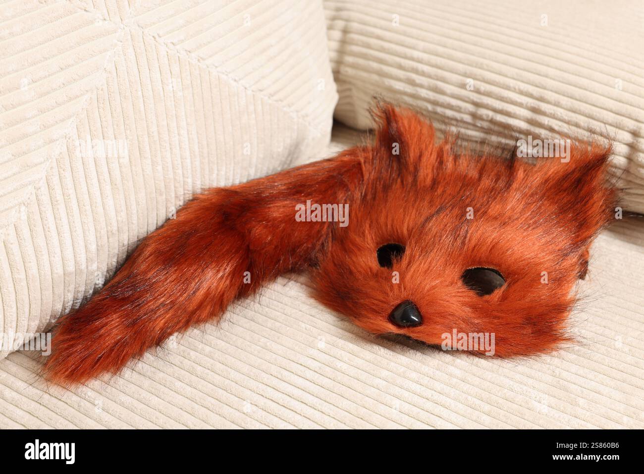 Red fox fur fashion accessory hi-res stock photography and images - Alamy