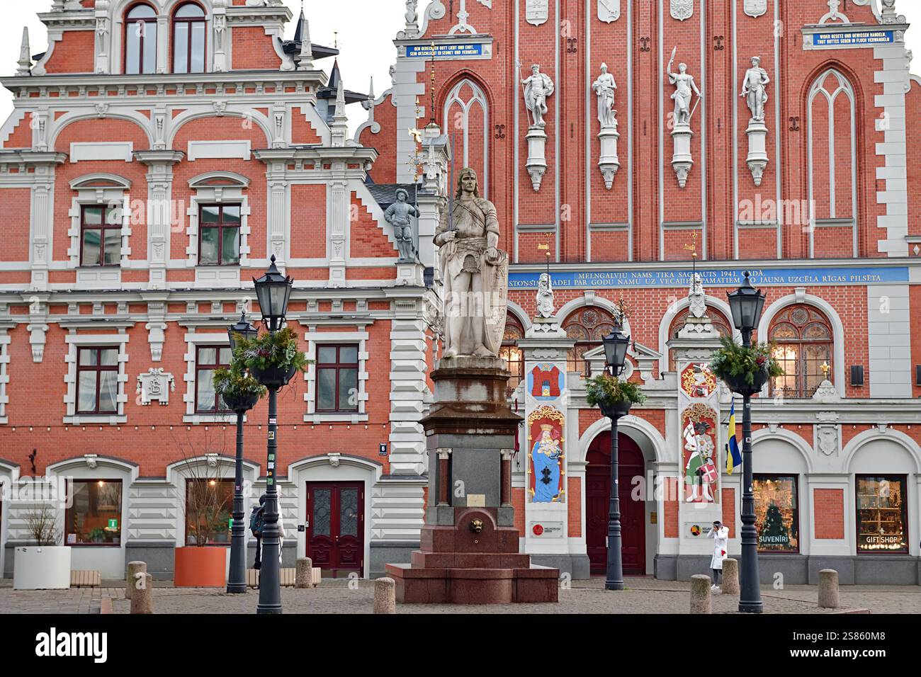 17.1.2025 Riga Rolandstatue vor dem Schwarzhäupterhaus in der ...