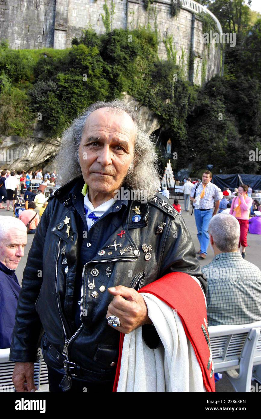 Father guy gilbert hi-res stock photography and images - Alamy