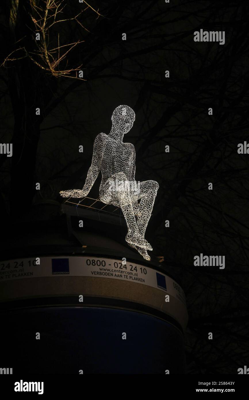 Sitting person sculpture of the artwork Les Voyageurs by Cédric Le ...