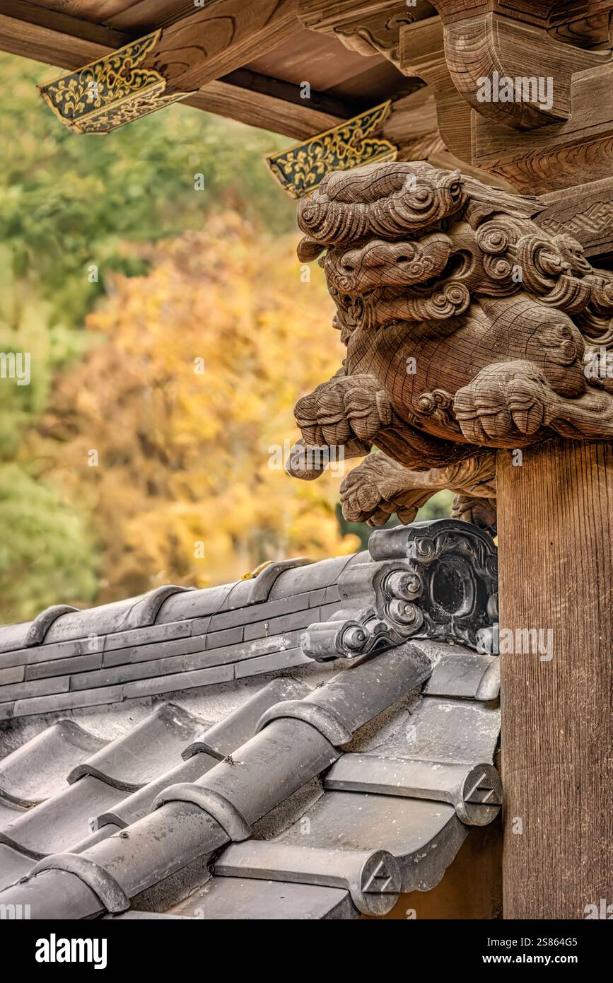 Architectural detail at the Karamon gate of Engaku-ji Temple, Kamakura ...