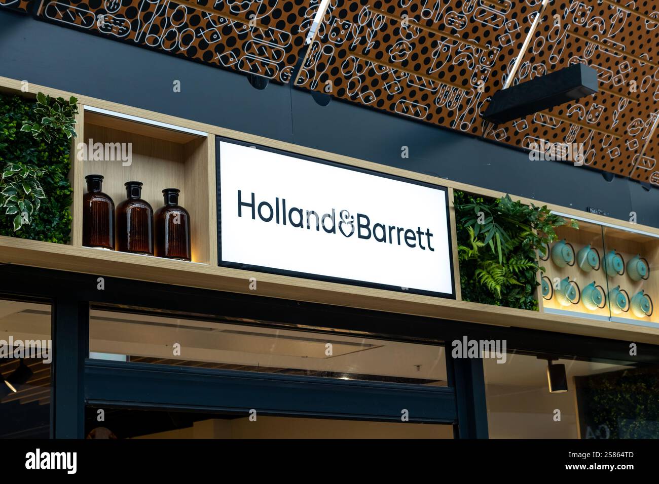 Holland & Barrett store logo. Holland and Barrett is a retail chain health food shop Stock Photo ...