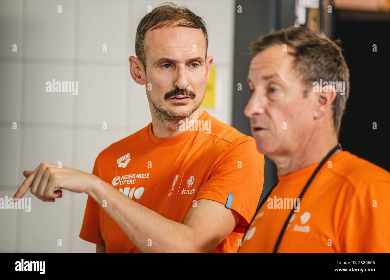 EINDHOVEN - KNZB head coach Peter Bishop and Patrick Pearson during a training session of the ...